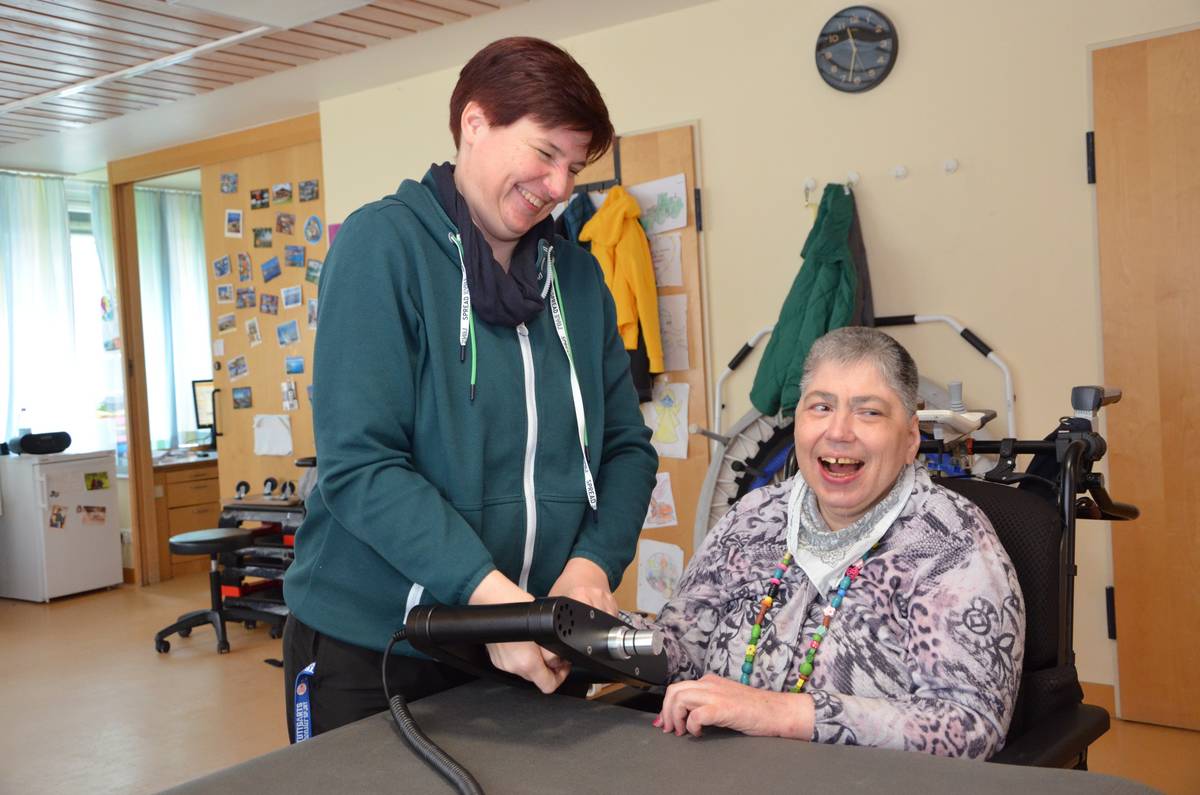 Spastische Lähmungen gezielt behandeln - Vibrationsgerät ermöglicht ...